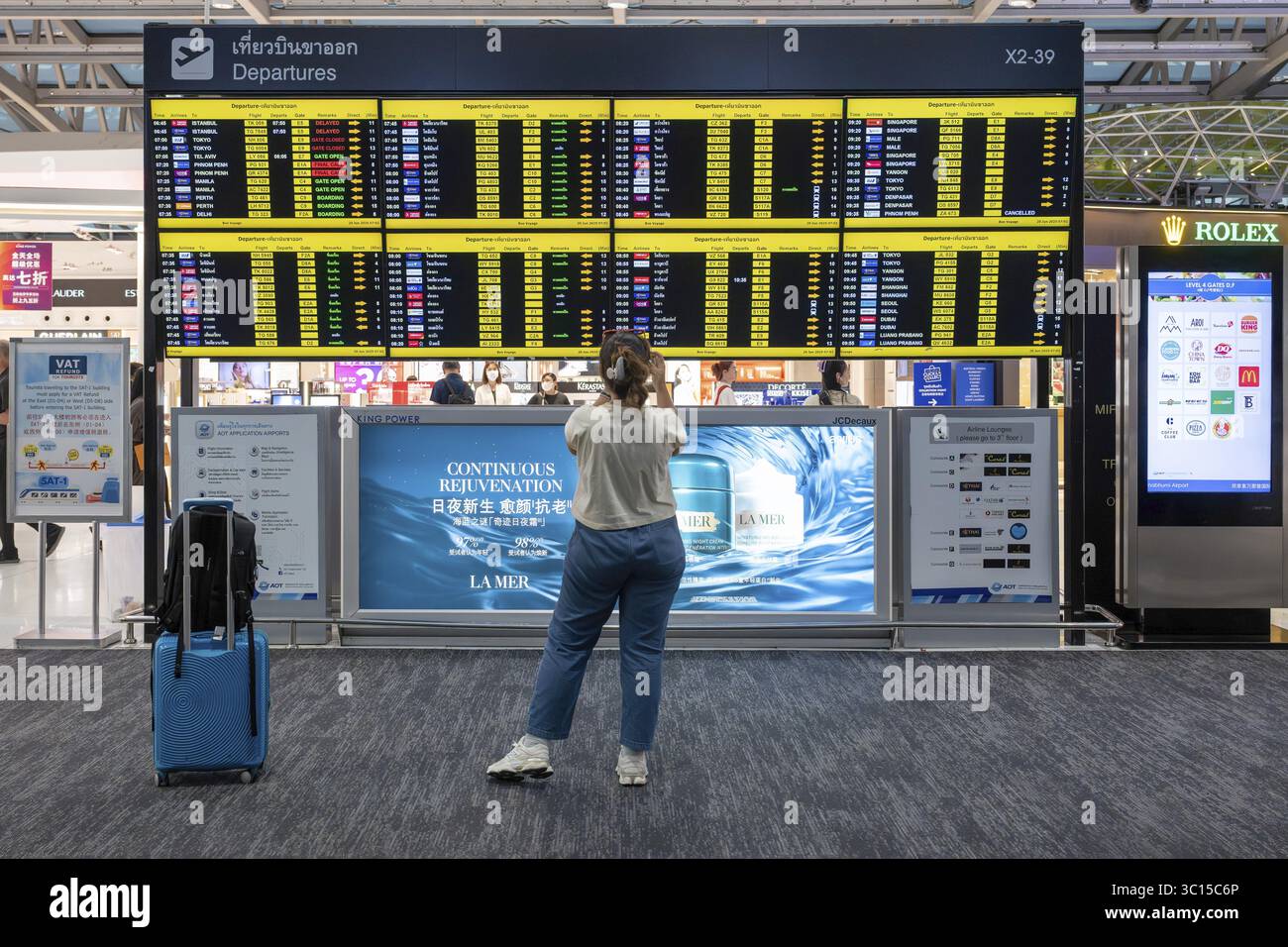 Scoreboard departures bangkok thailand hi-res stock photography and ...