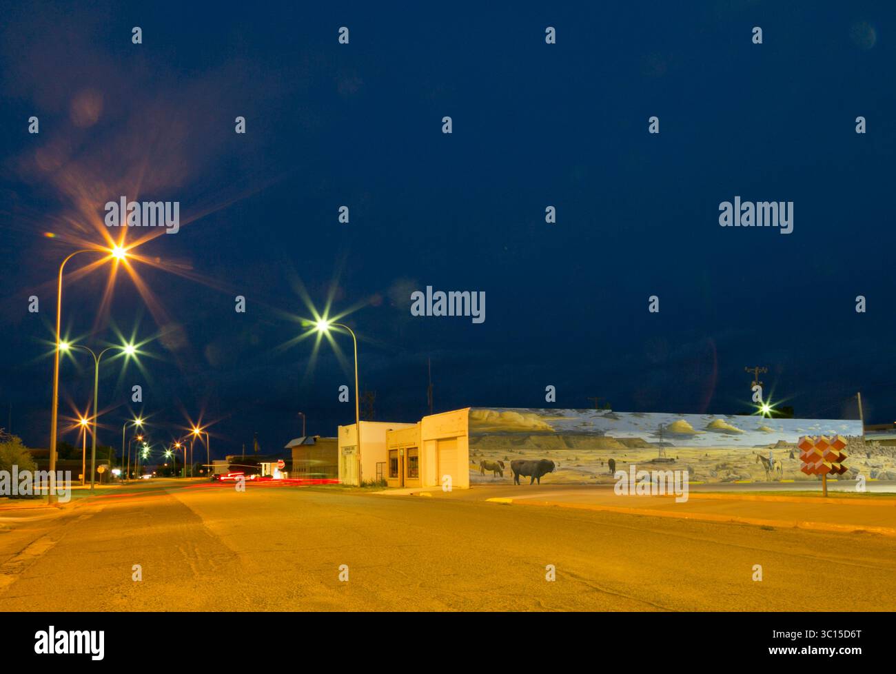 Nighttime urban street scene hi-res stock photography and images - Alamy