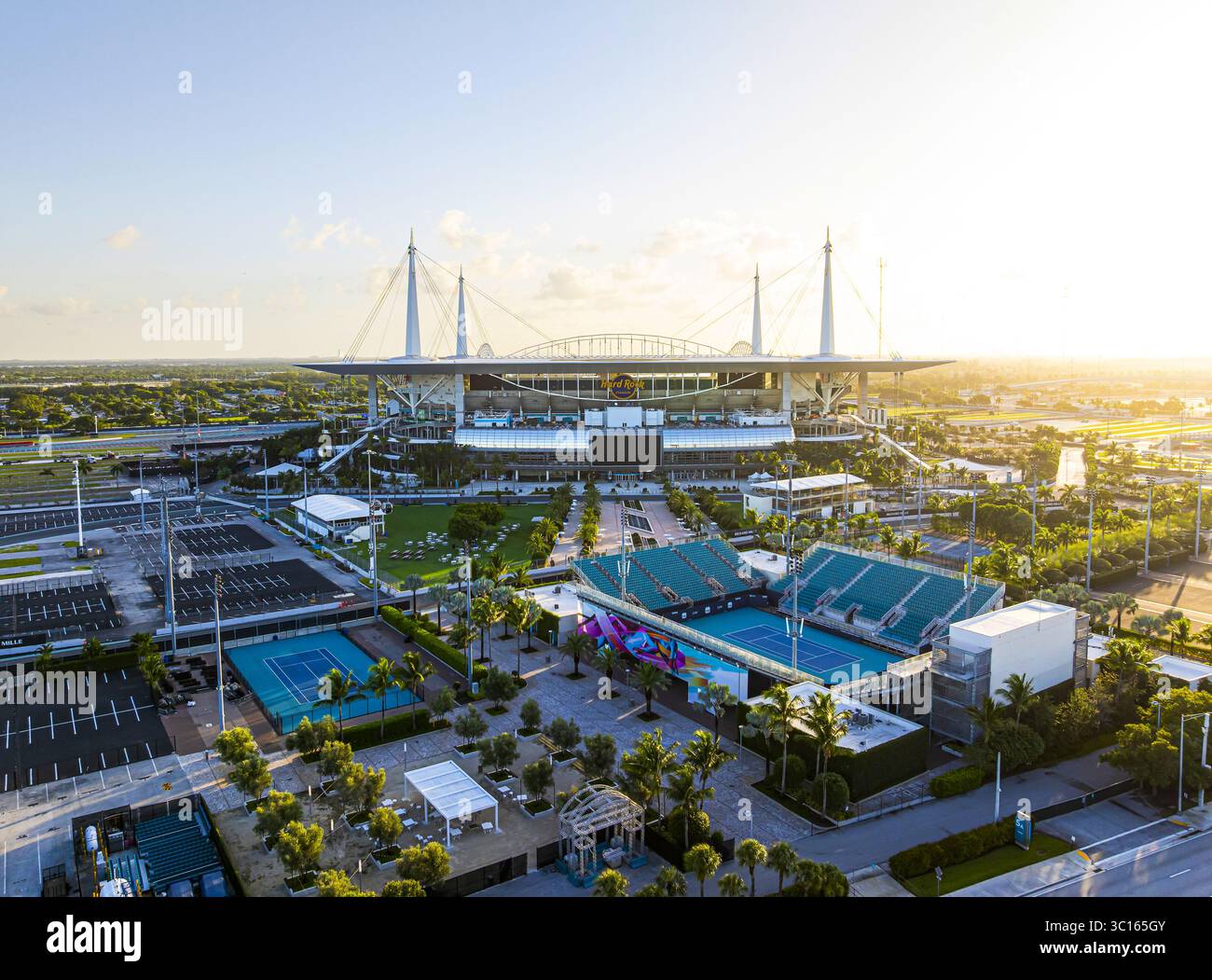Hard rock tennis courts hi-res stock photography and images - Alamy