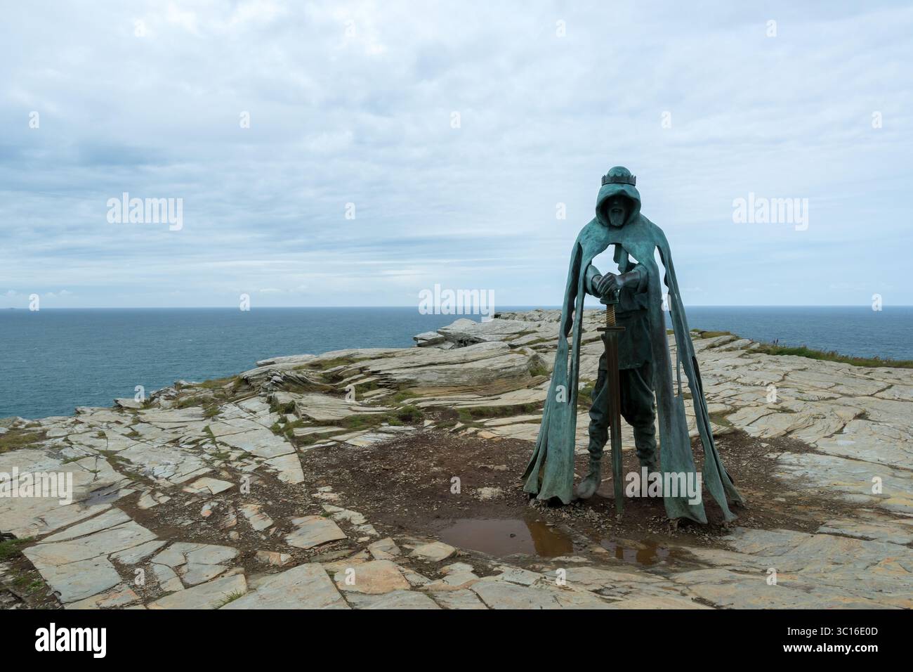 Statue du roi Arthur at Tintagel, Cornwall uk Stock Photo - Alamy
