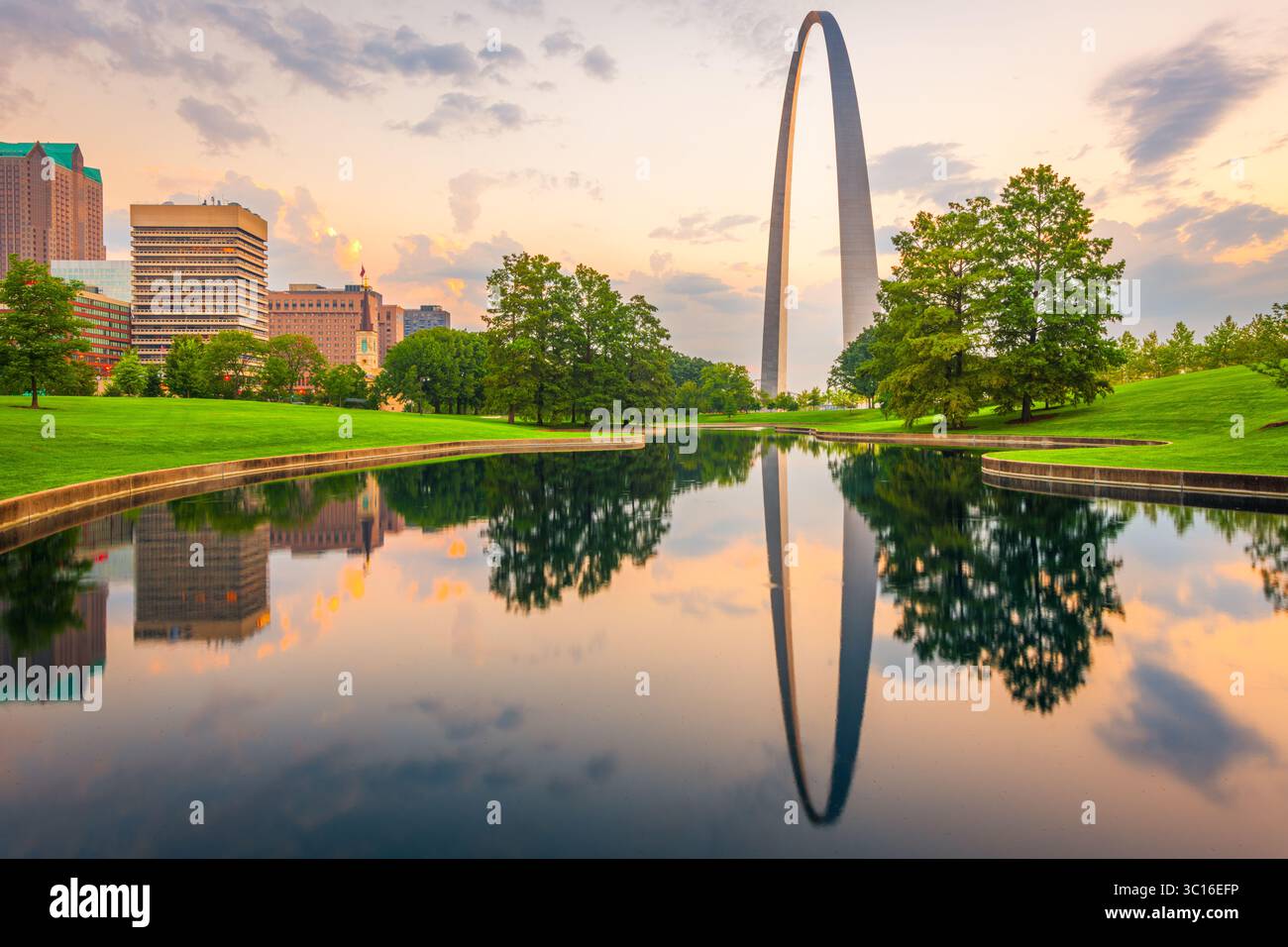 St. Louis, Missouri, USA city skyline and park in the morning Stock ...