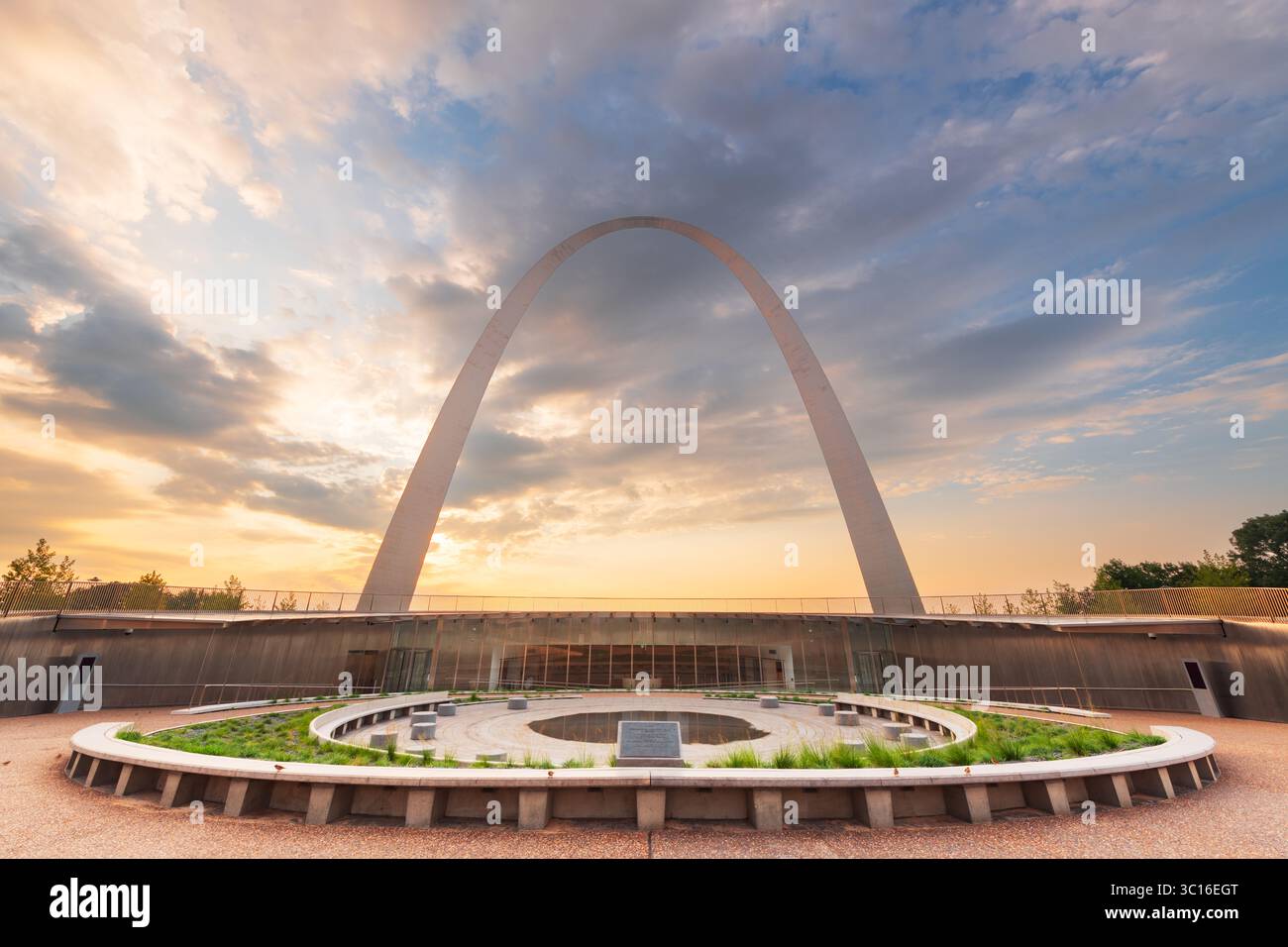 St Louis Missouri August 25 2018 The Gateway Arch And Visitor