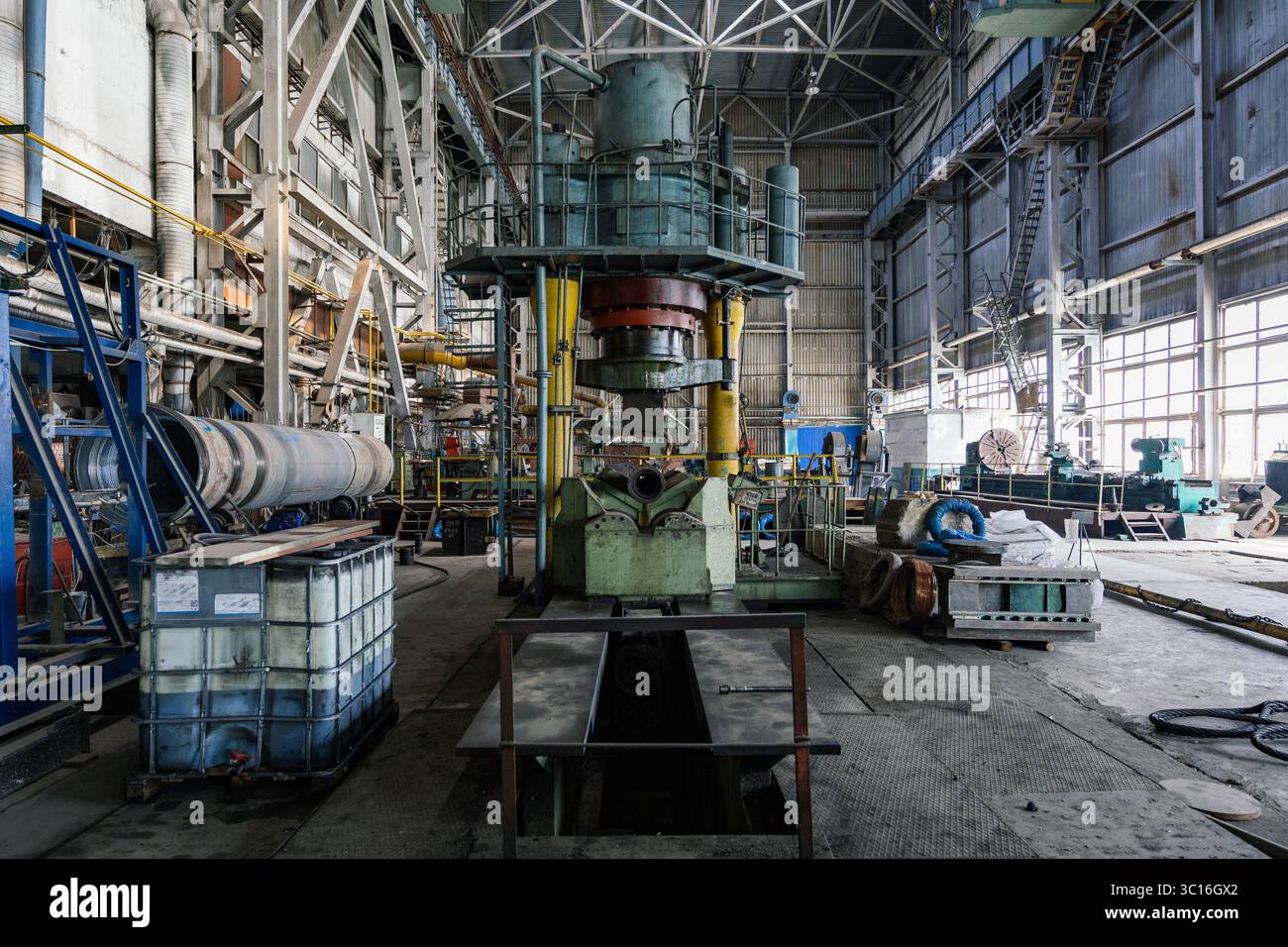 Hydraulic press in the factory workshop Stock Photo - Alamy