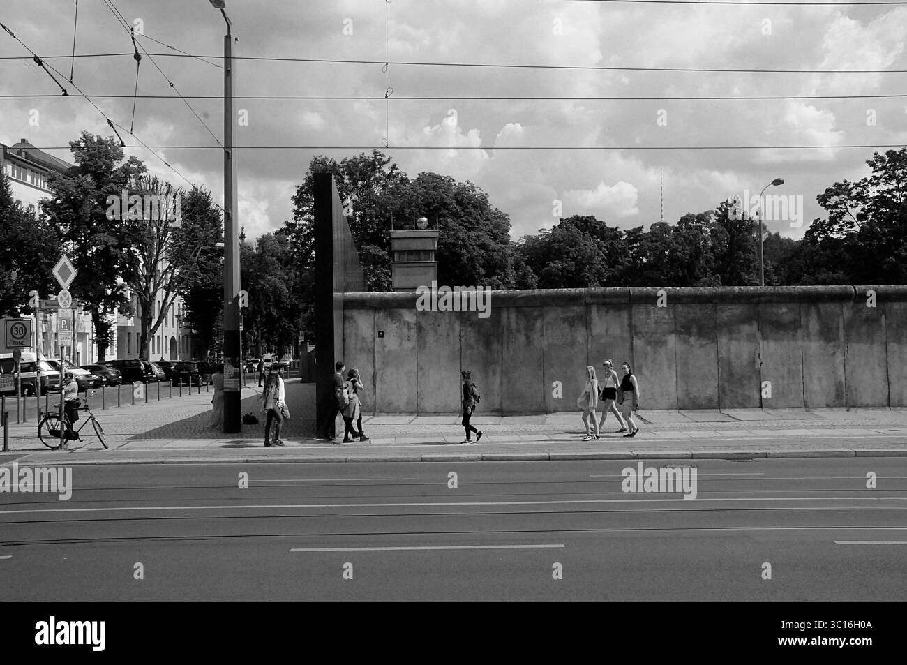 Berlin germany visitors during Black and White Stock Photos & Images ...