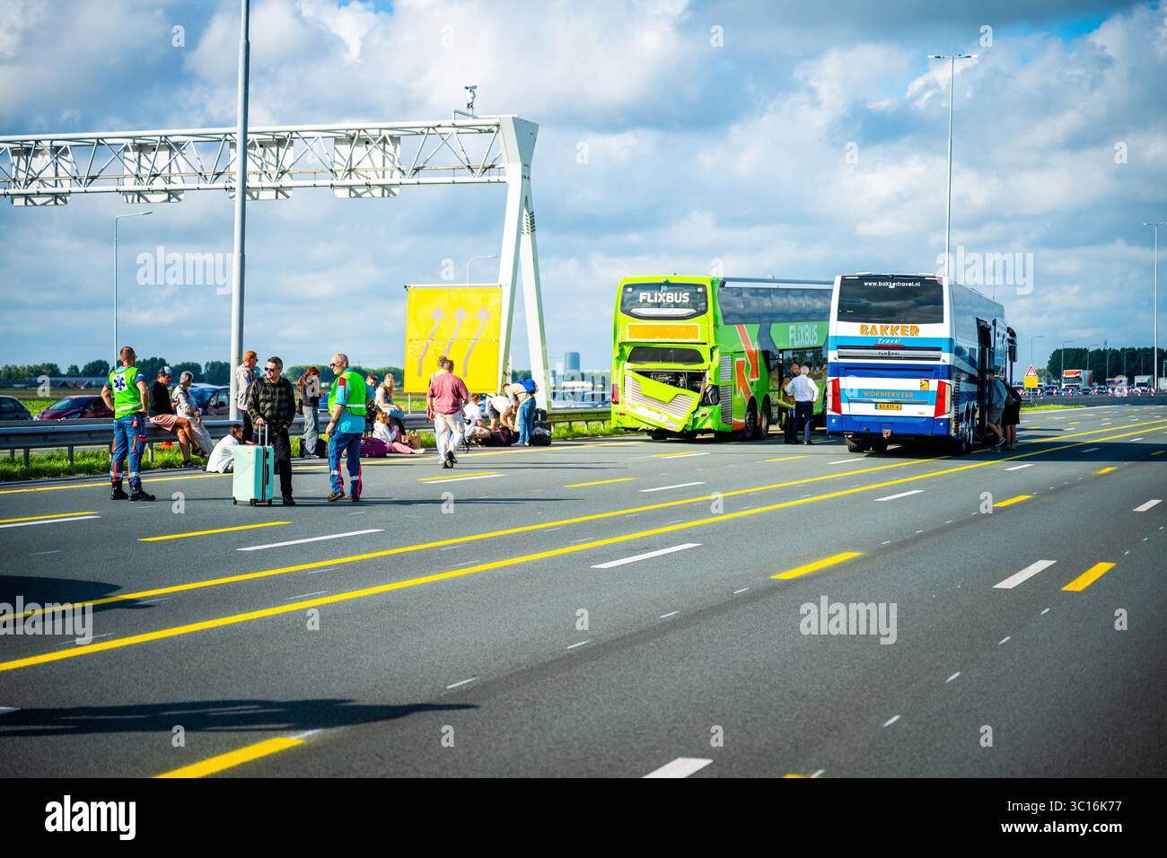 NIEUW-VENNEP - Stranded travelers on the A4, where an accident occurred ...