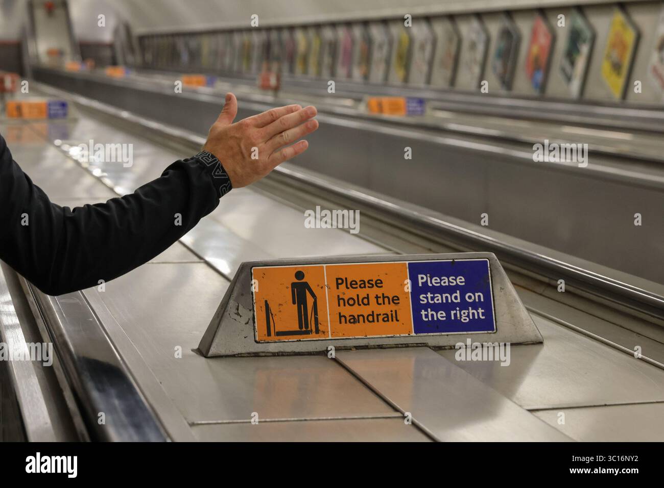 Please hold the handrail hi-res stock photography and images - Alamy