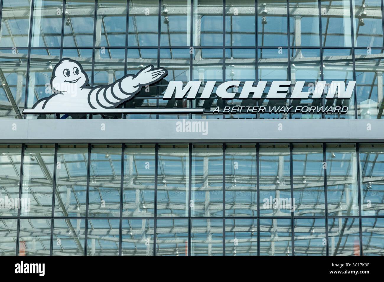 Michelin-Logo an moderner Glasfassade Unternehmensdarstellung 22.07.25 ...
