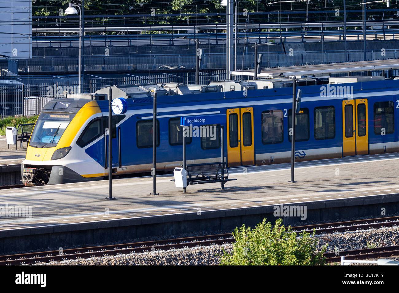 Zugverkehr der Niederländischen Bahn, Hoofddorp, 20.07.2025 Regionalzug ...