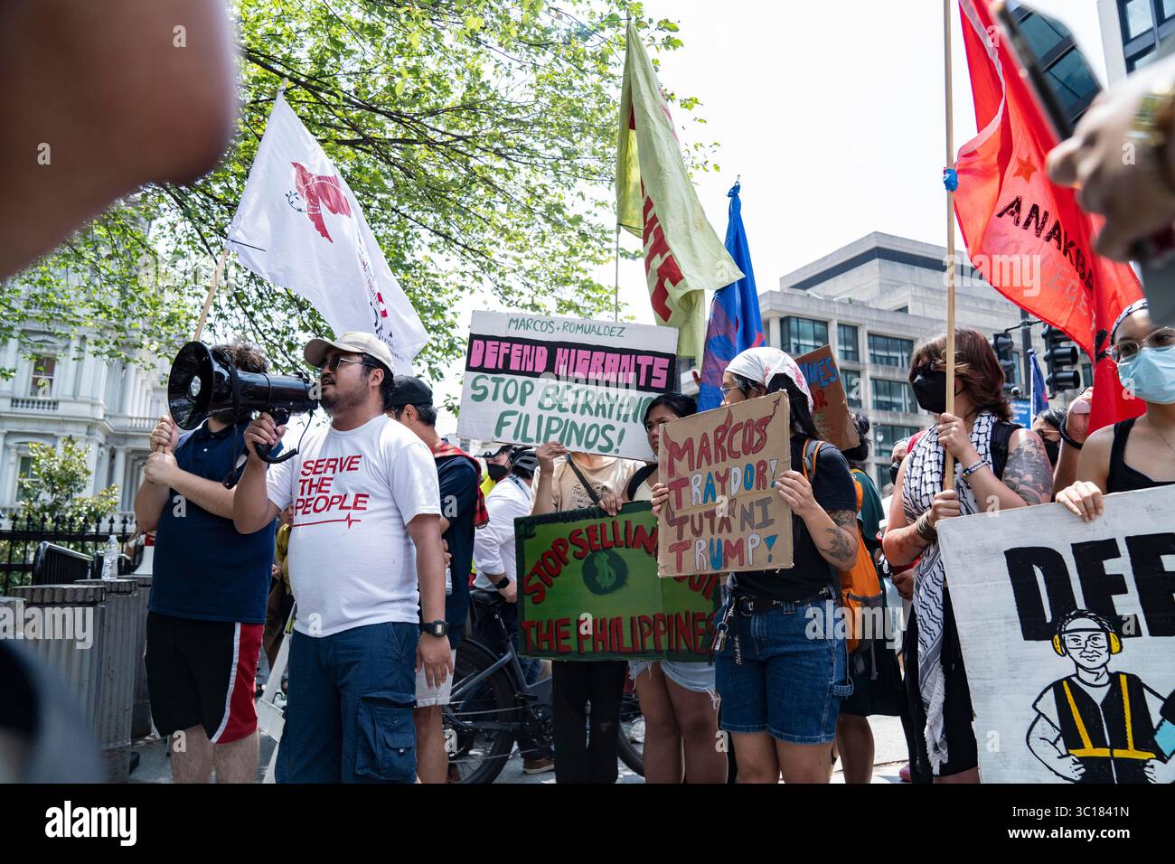 Crowed of people gathered out side the White House protesting the ...