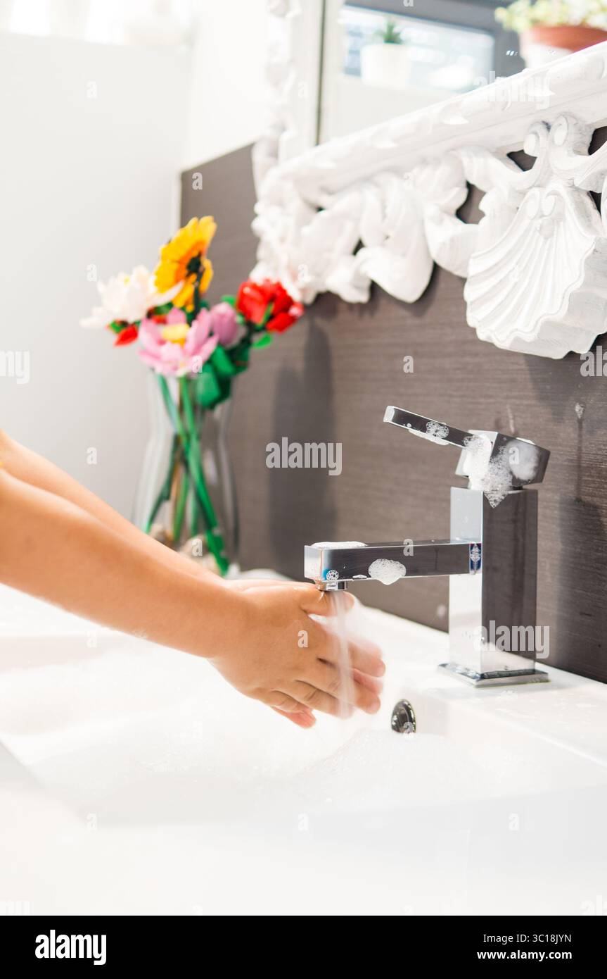Child rubbing his hands to wash them Stock Photo - Alamy