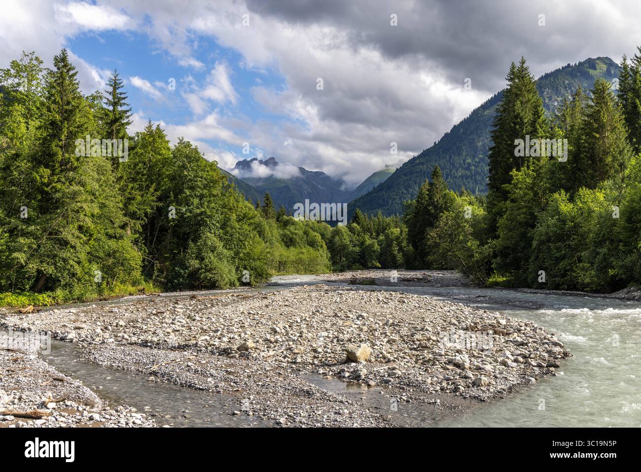 Wechselhaftes Wetter in Bayern Die Sonne scheint bei einigen Wolken am ...