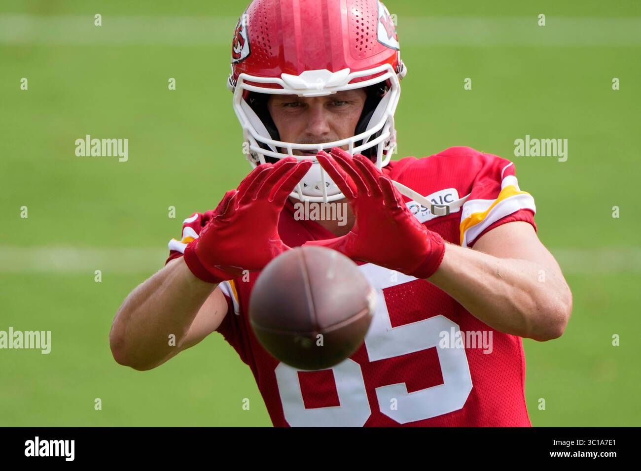 Kansas City Chiefs tight end Robert Tonyan catches a ball at NFL ...