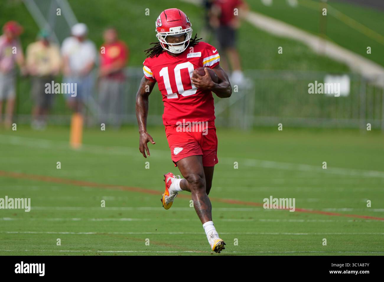 Kansas City Chiefs running back Isiah Pacheco runs the ball at NFL ...