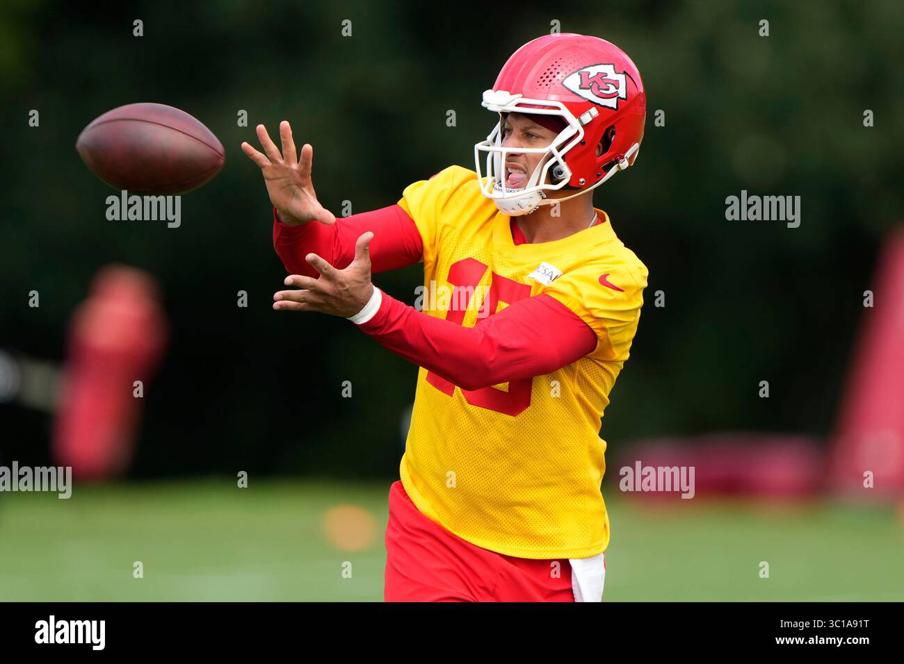 Kansas City Chiefs quarterback Patrick Mahomes catches a ball at NFL ...