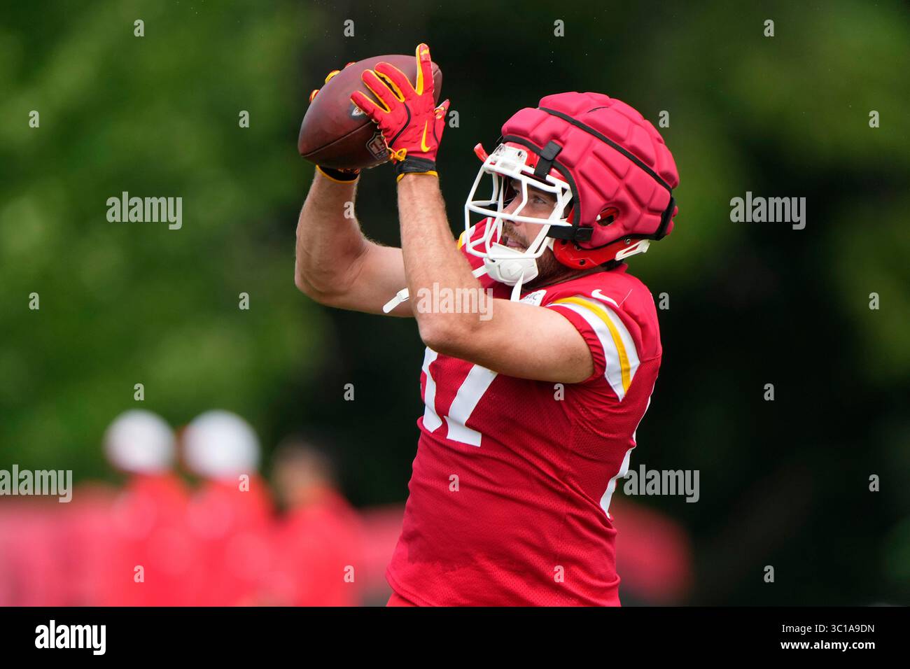 Kansas City Chiefs tight end Travis Kelce catches a ball at NFL ...