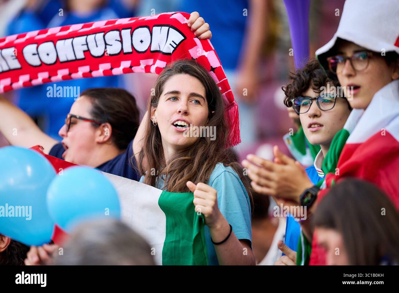 Fans feiern auf der Trib?ne UEFA Womens Euro 2025 Halbfinale: England ...