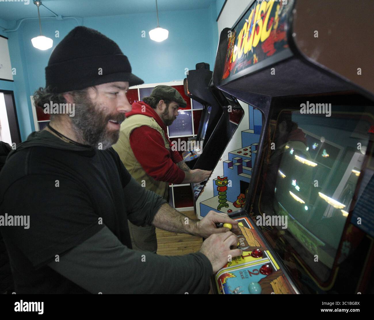 Joust arcade hi-res stock photography and images - Alamy