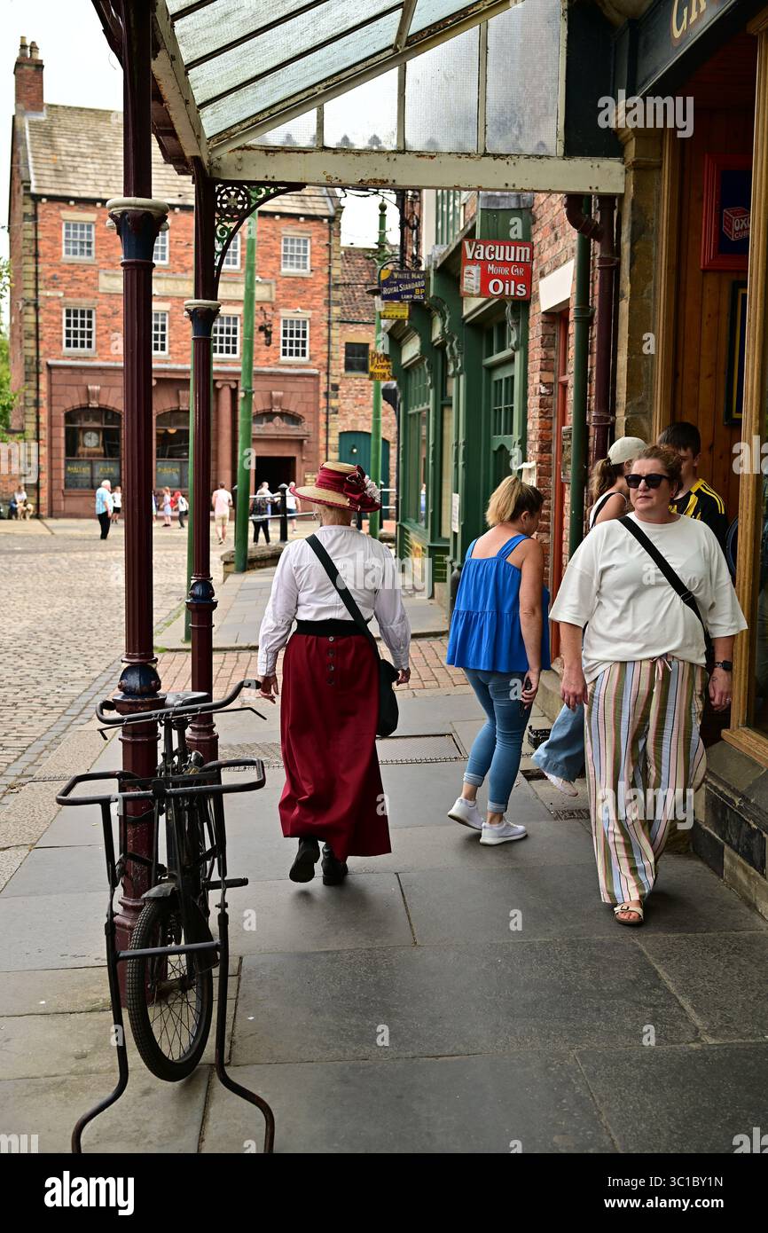 Female history guide walks hi-res stock photography and images - Alamy