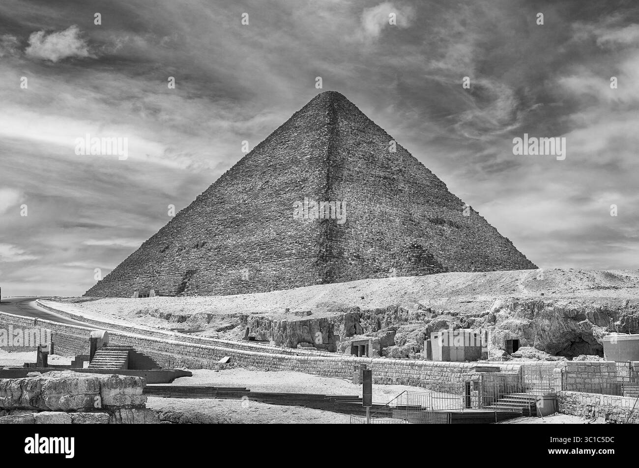 The Great Pyramid of Giza, aka Pyramid of Khufu or Pyramid of Cheops ...