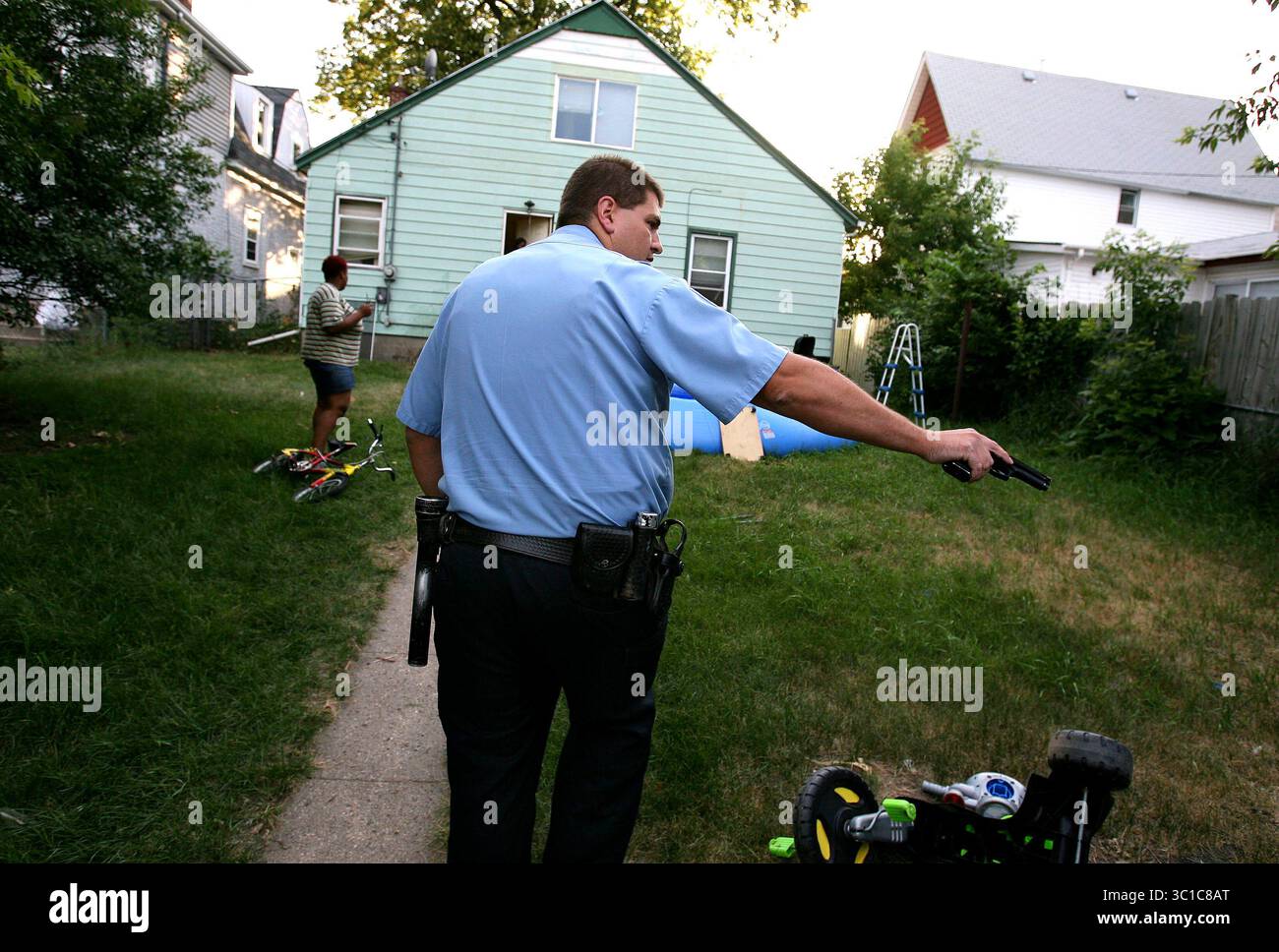 Police officer draws gun hi-res stock photography and images - Alamy