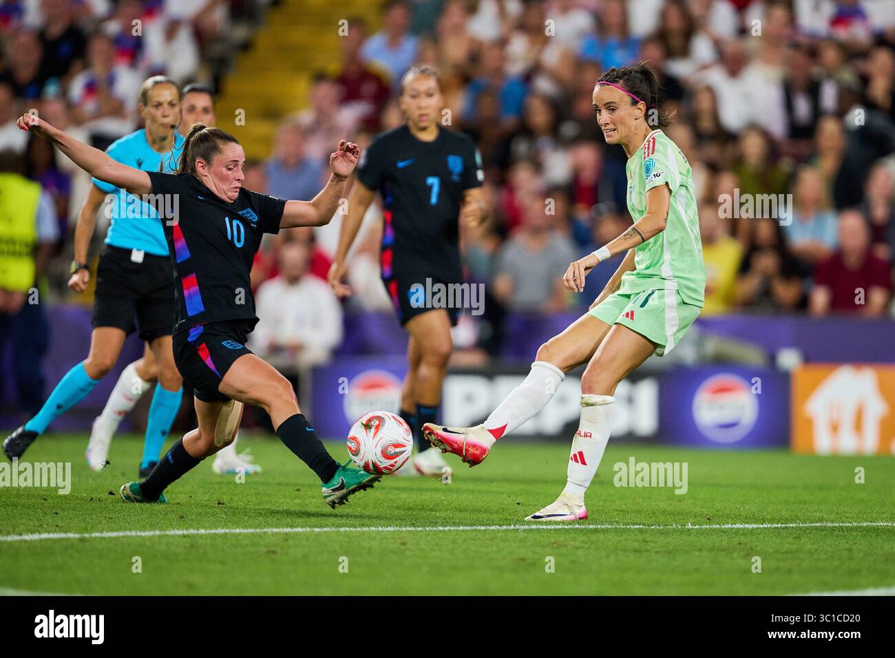 Ella Toone (10, England) spielt den Ball gegen Barbara Bonansea (11 ...