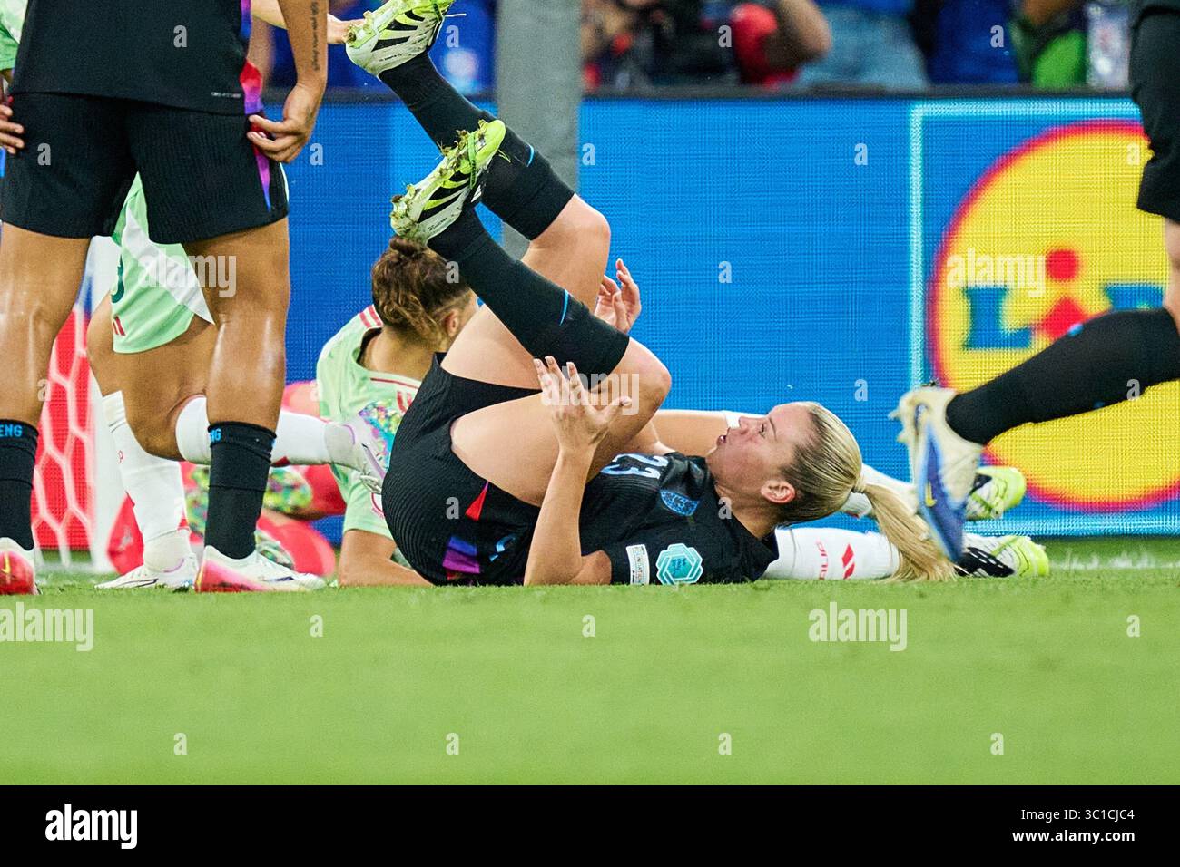 Alessia Russo (23, England) Spielerin liegt am Boden, UEFA Womens Euro ...