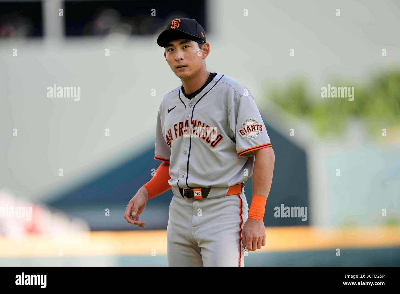 San Francisco Giants outfielder Jung Hoo Lee (51) warms up before a ...