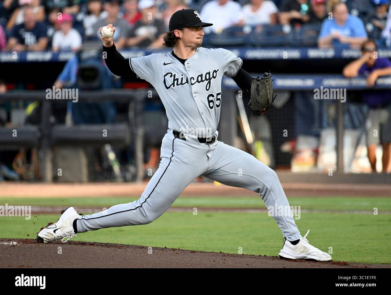 Chicago White Sox pitcher Davis Martin throws during the first inning ...