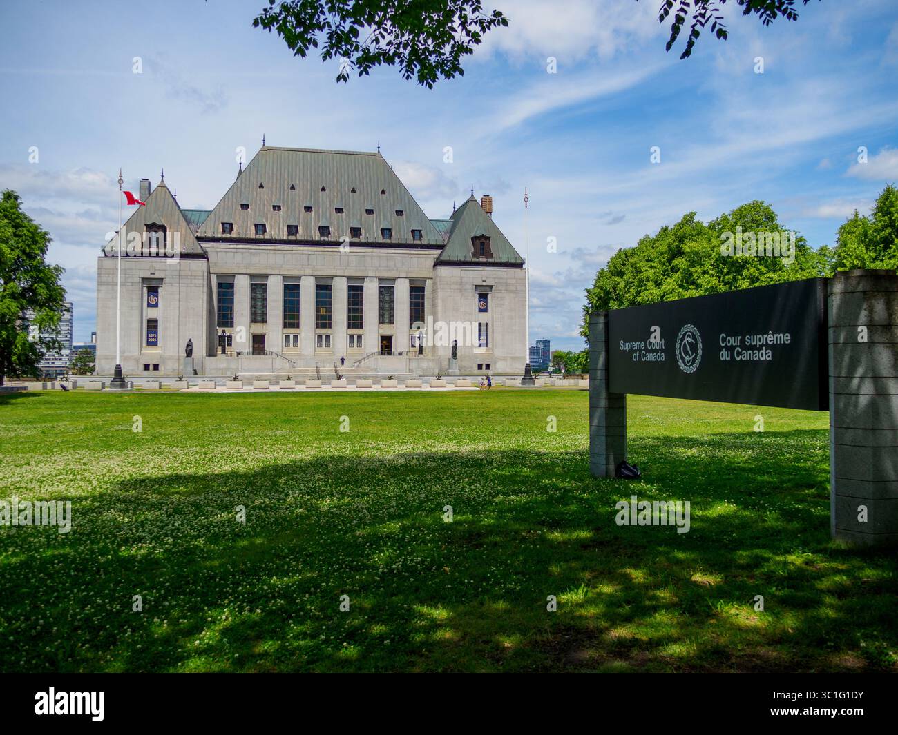Justice statues ottawa hi-res stock photography and images - Alamy