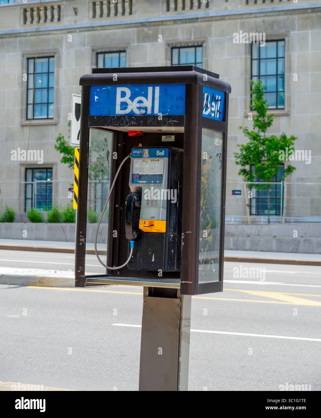 Downtown ottawa street furniture hi-res stock photography and images ...