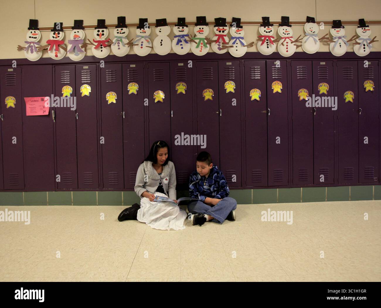 Volunteers take phone calls hi-res stock photography and images - Alamy