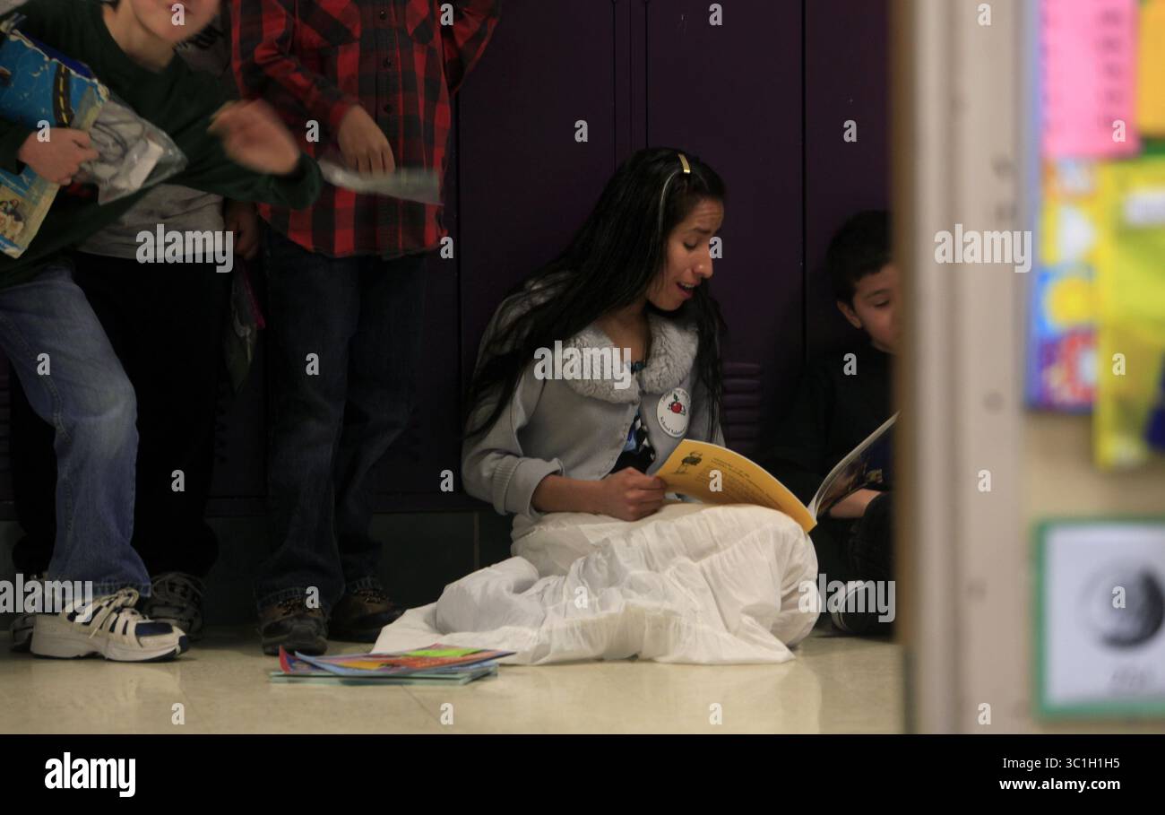 Volunteers take phone calls hi-res stock photography and images - Alamy