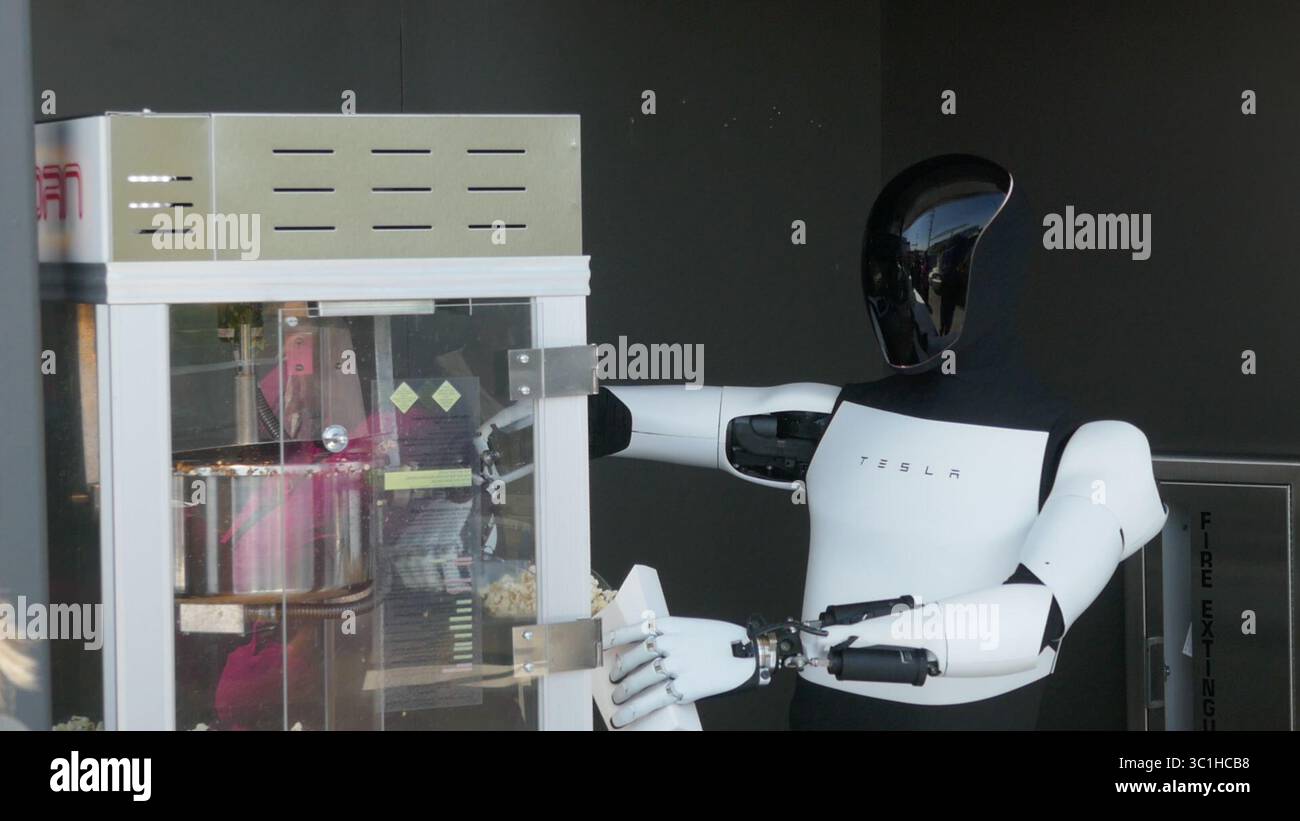 Los Angeles, California, USA 22nd July 2025 Robot serving popcorn at ...