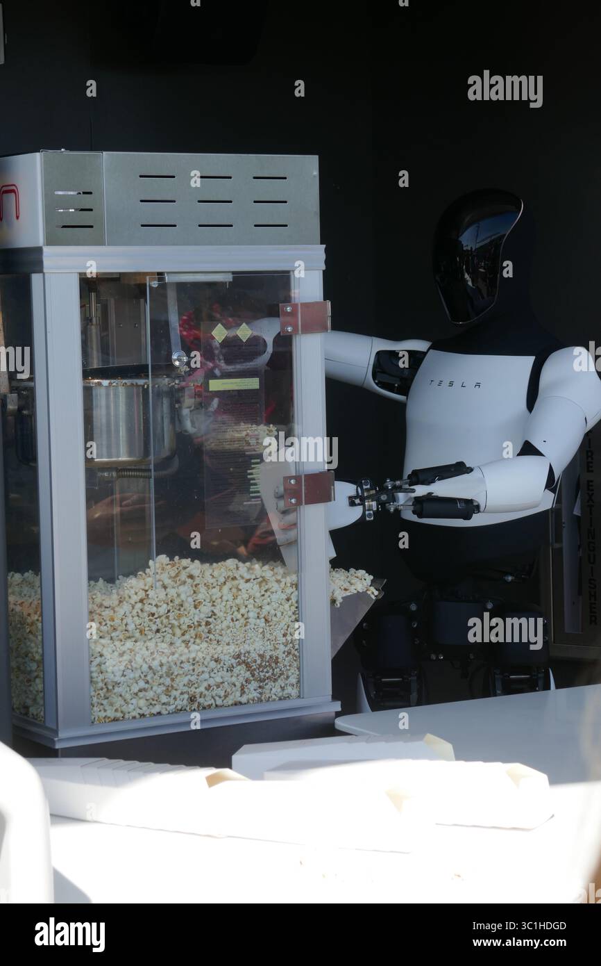 Los Angeles, California, USA 22nd July 2025 Robot serving popcorn at ...