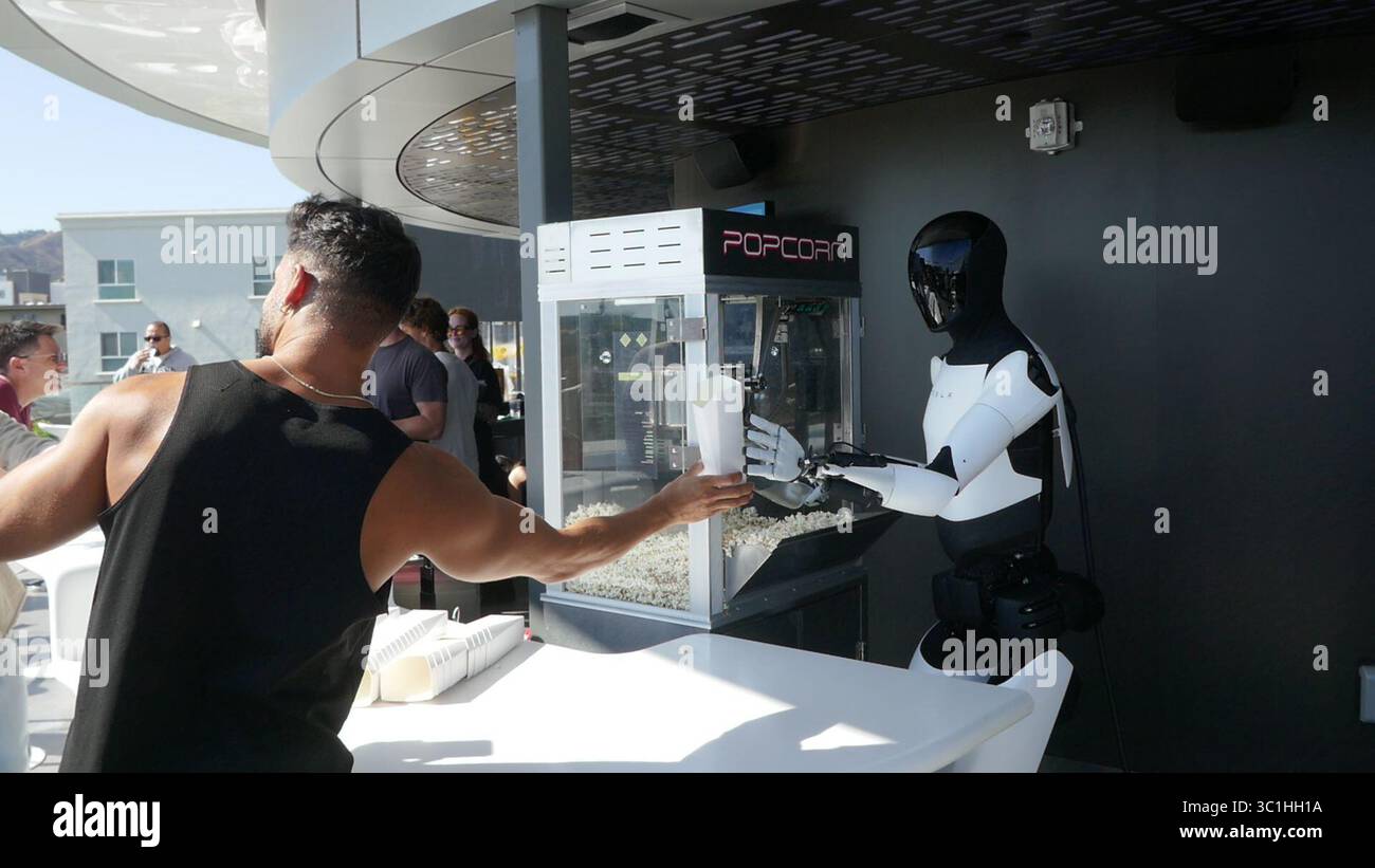 Los Angeles, California, USA 22nd July 2025 Robot serving popcorn at ...