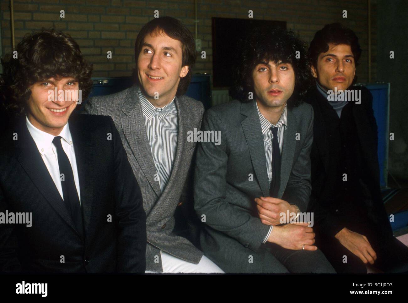 Lead singer to The KNACK, Doug Fieger dies at 57 after a battle with ...