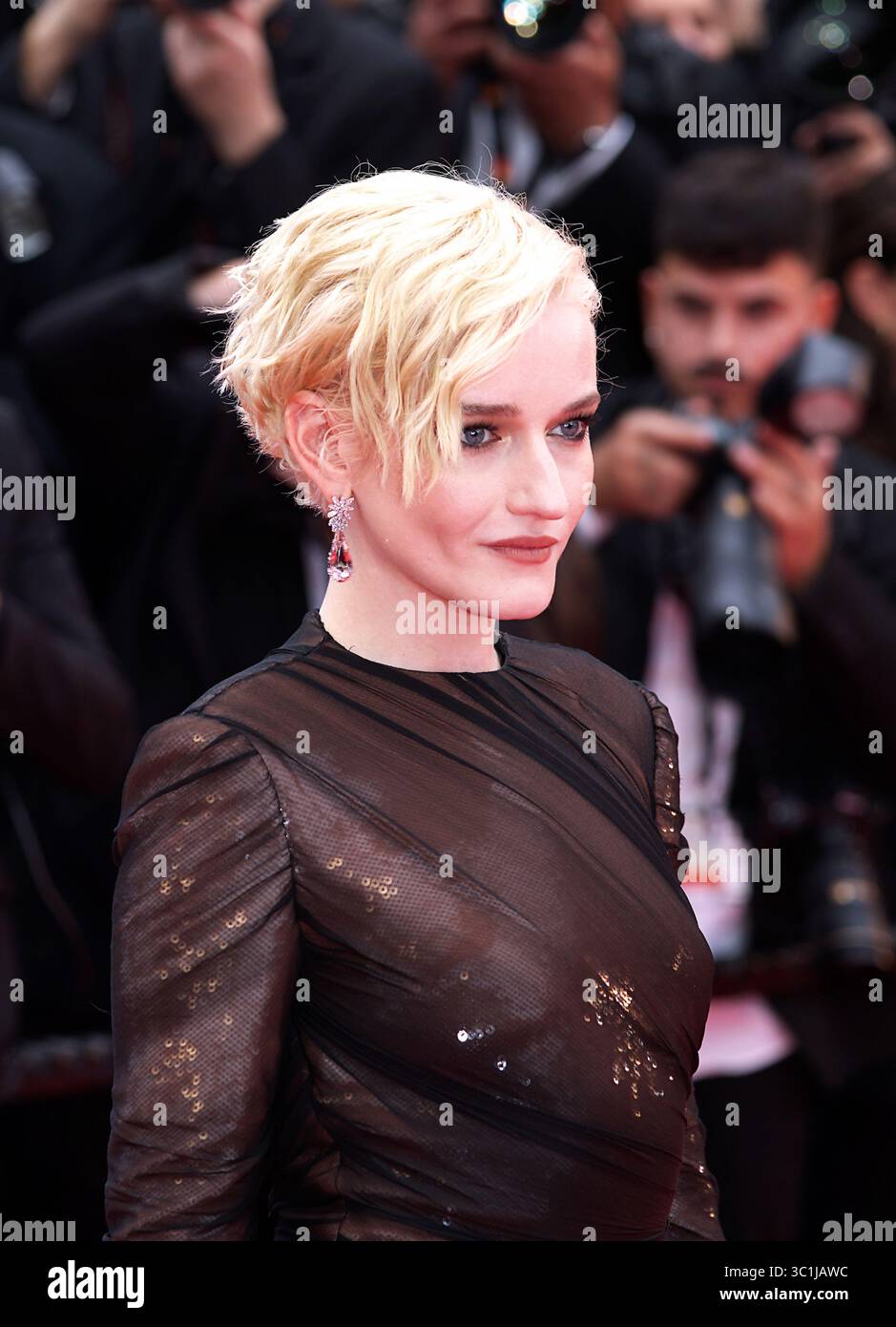 Julia Garner (Inventing Anna) on the red carpet of the Cannes Film ...