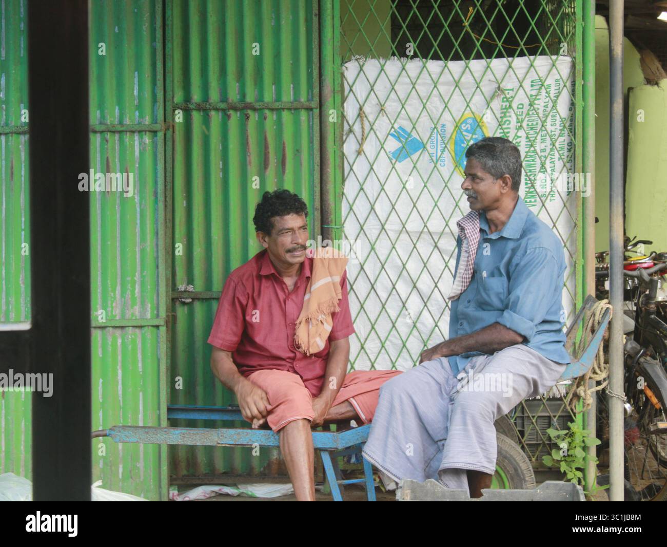 Two people talking face to face hi-res stock photography and images - Alamy