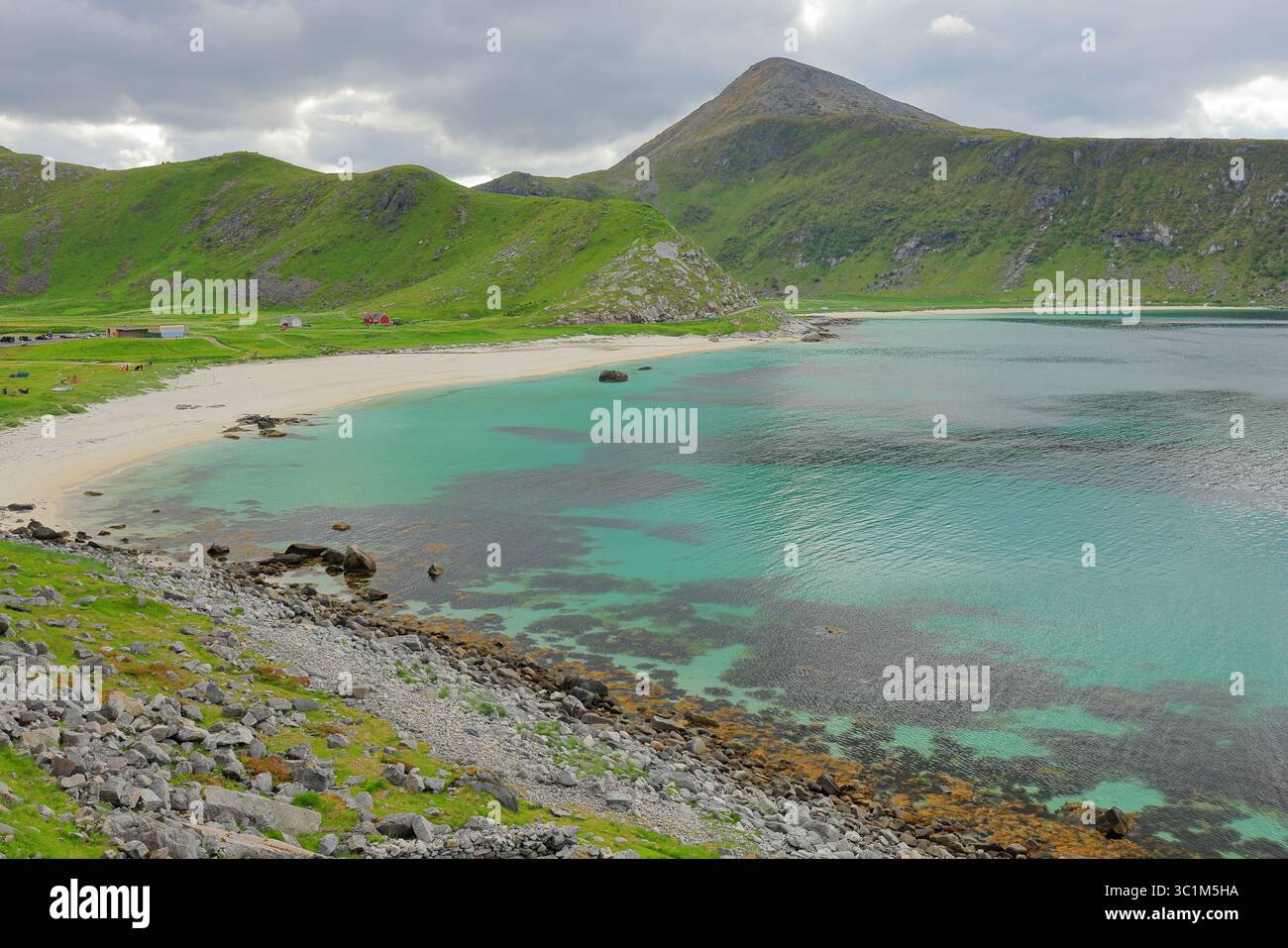 Scenic view at Haukland beach (Hauklandstranda) in the lofoten islands ...