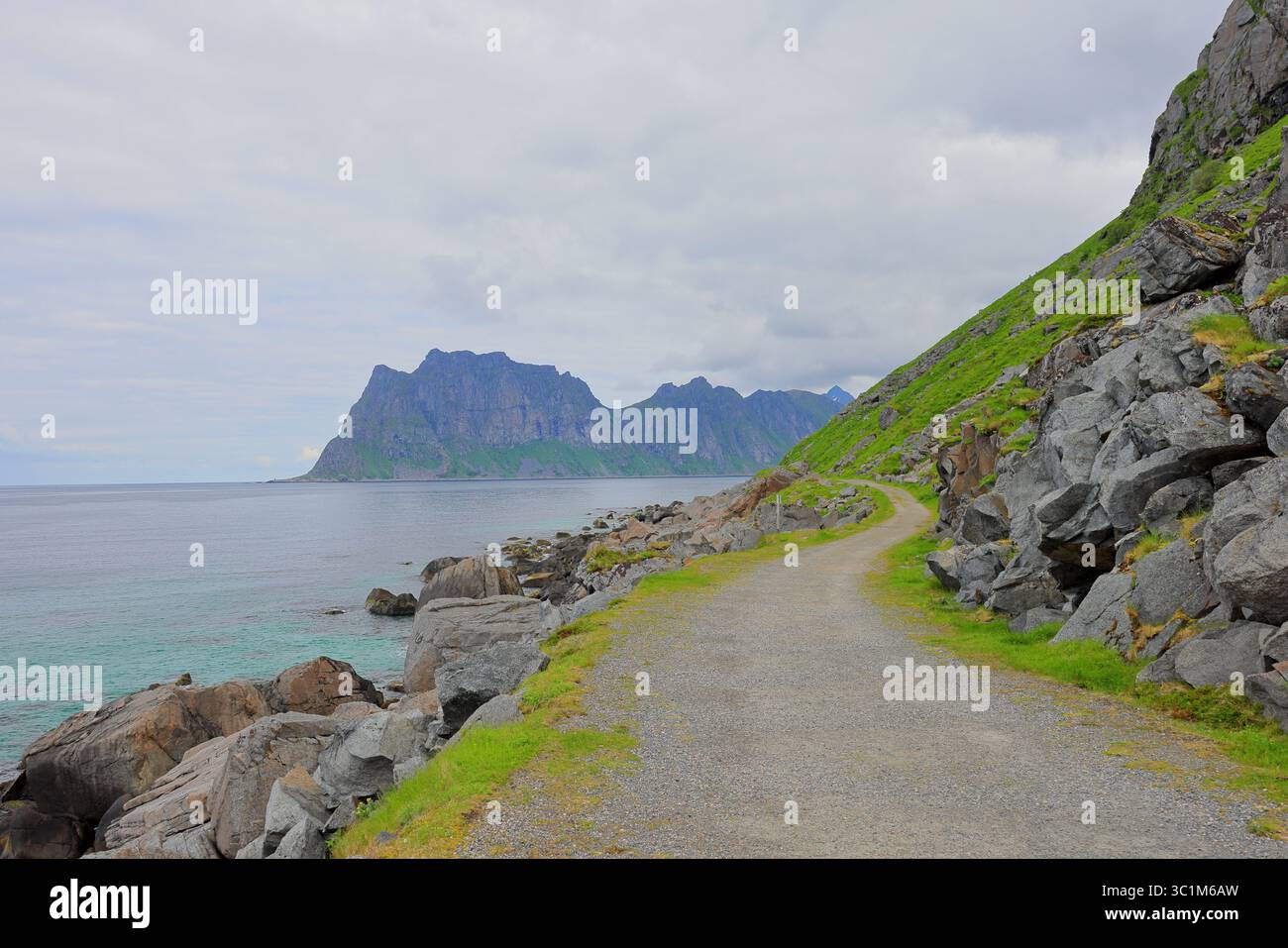 Scenic view at Haukland beach (Hauklandstranda) in the lofoten islands ...
