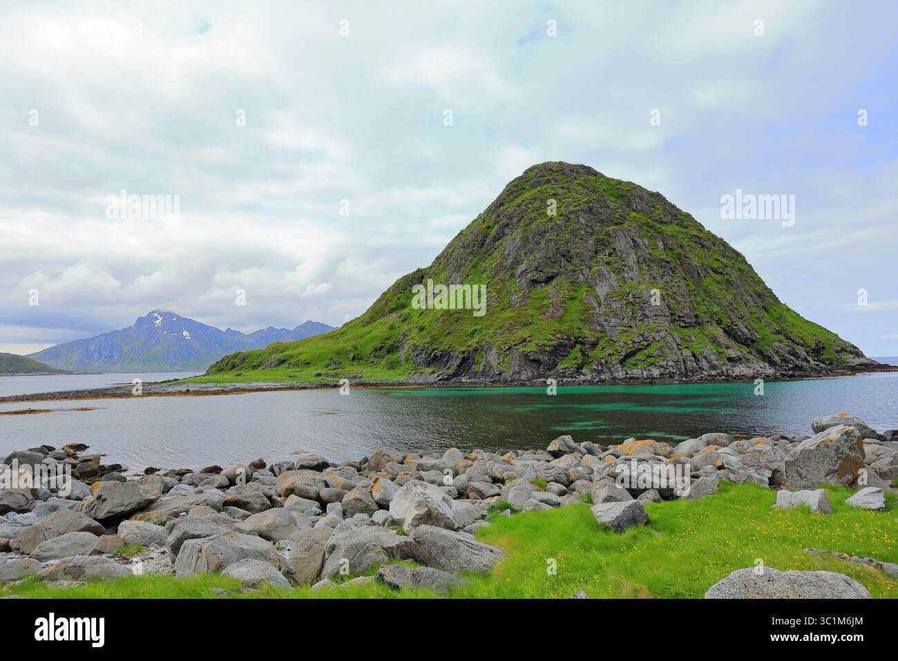 Scenic view at Haukland beach (Hauklandstranda) in the lofoten islands ...