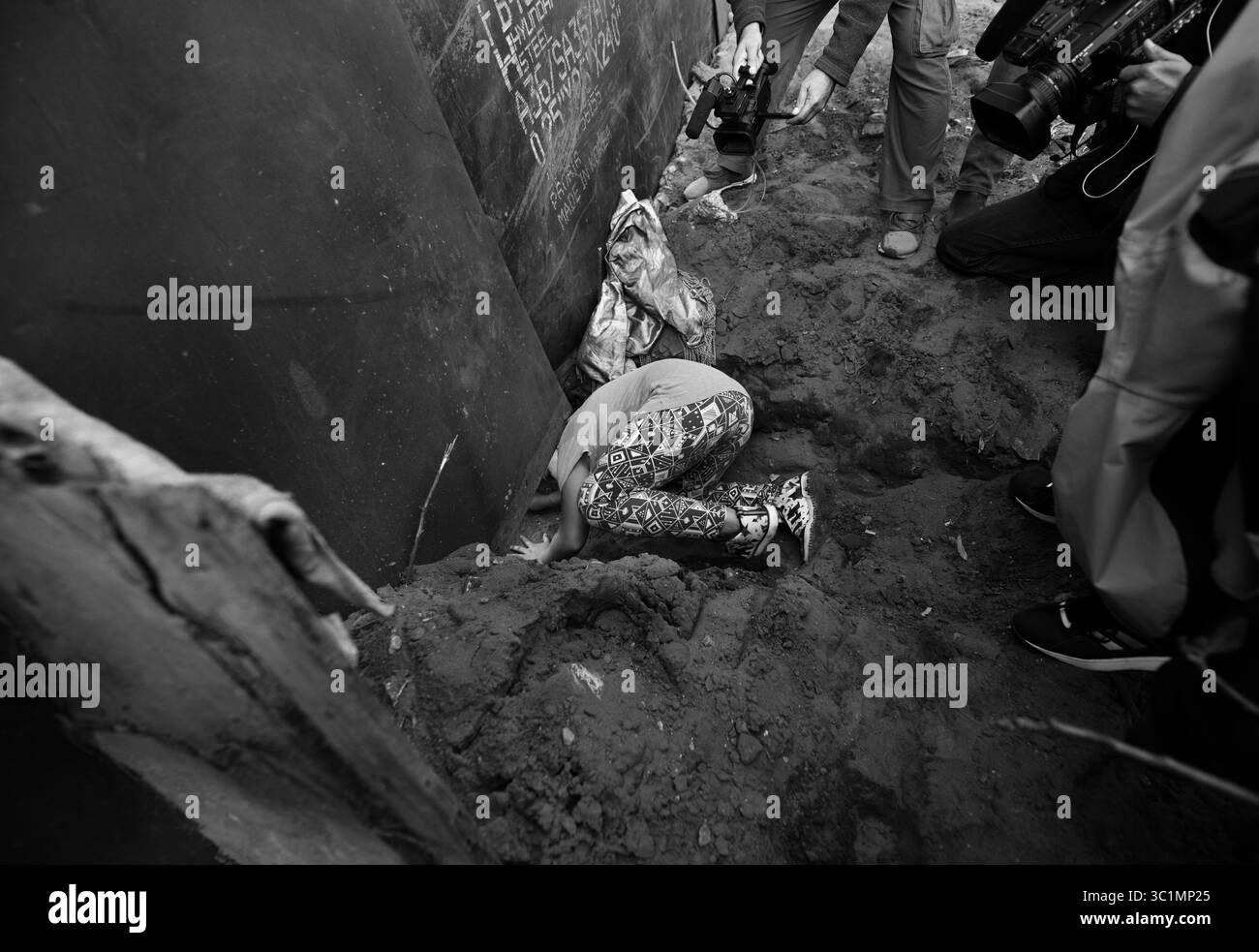 Migrants caravan Black and White Stock Photos & Images - Alamy