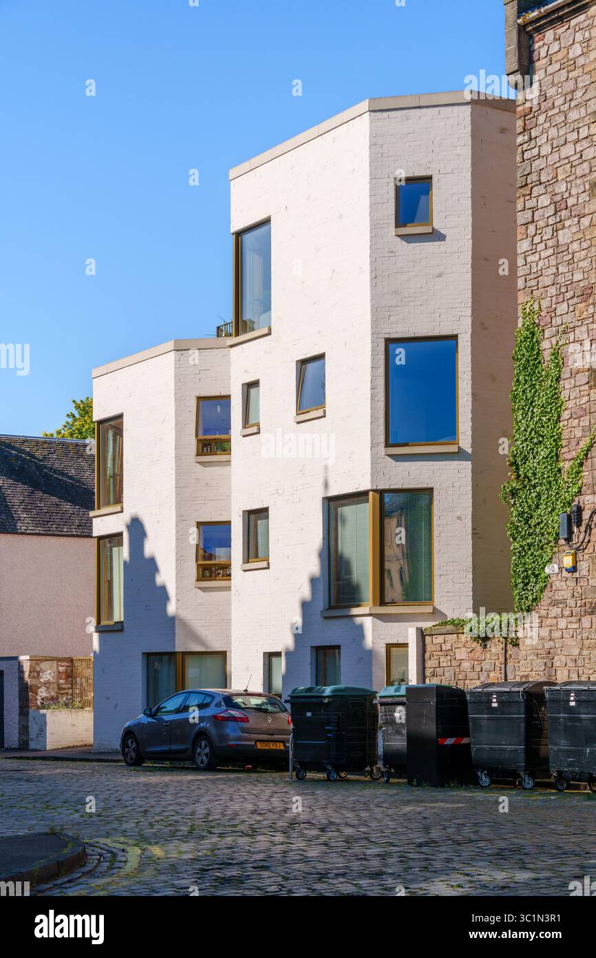 Edinburgh, Scotland, UK - Simon Square housing by Fraser / Livingstone ...