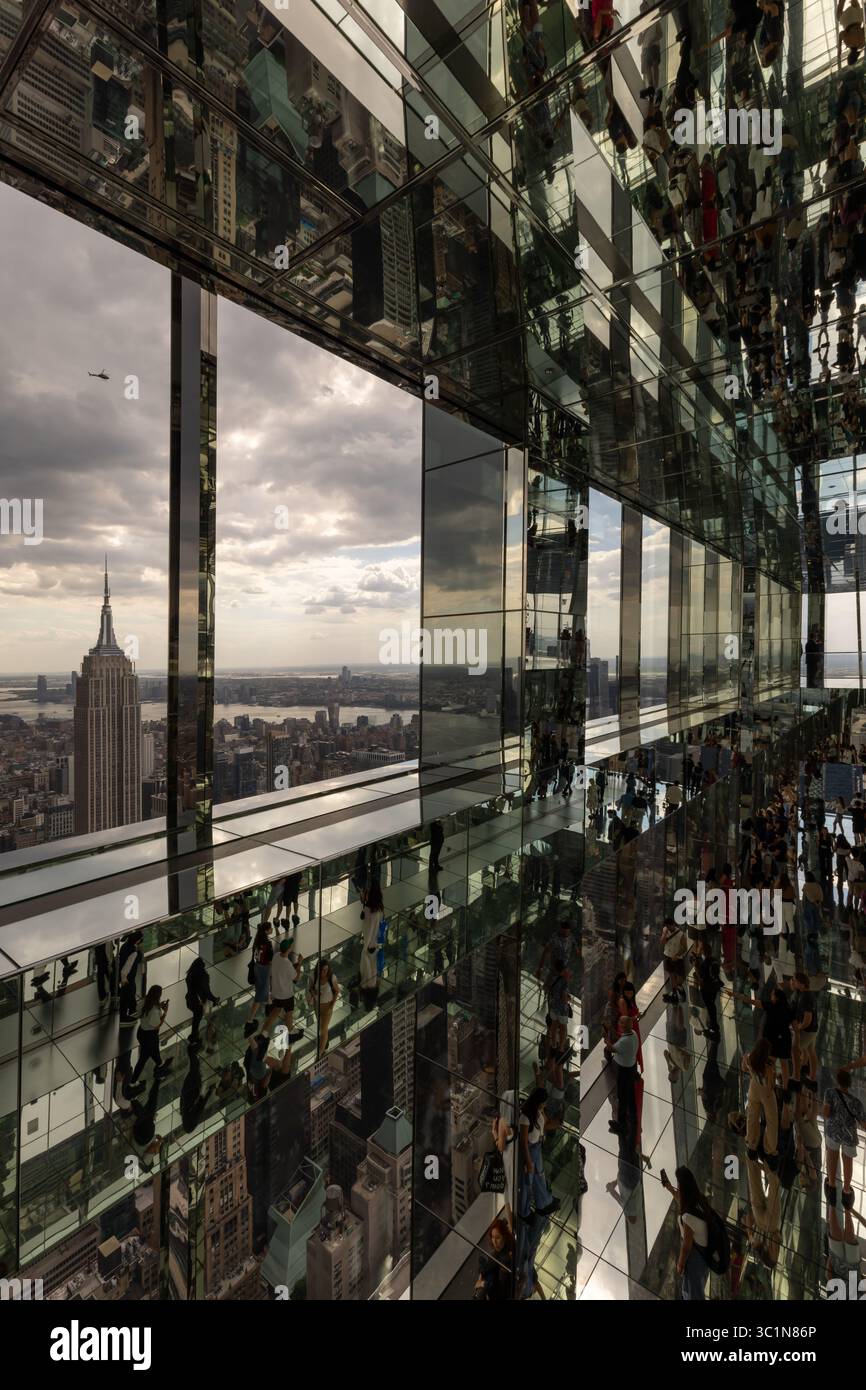 Empire state building from the ground hi-res stock photography and ...