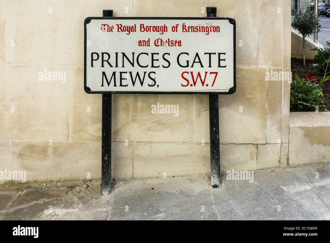 Kensington street sign hi-res stock photography and images - Alamy