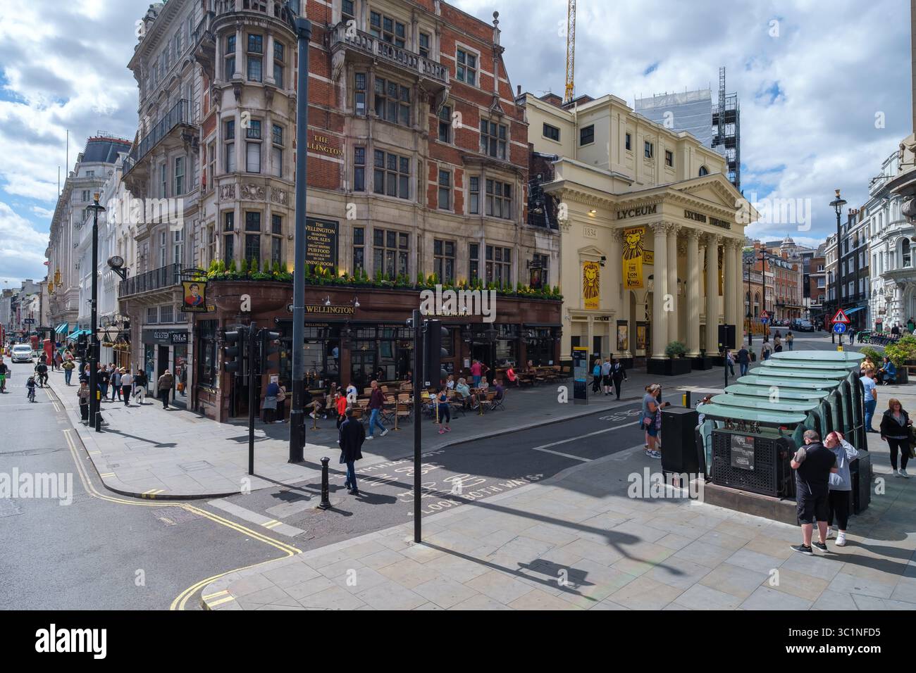 London, UK - May 25, 2025 : View of a traditional pub next to the ...