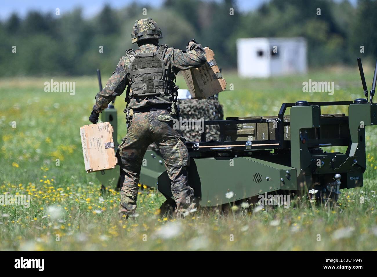 Defense Minister Boris Pistorius visits the innovation laboratory in ...