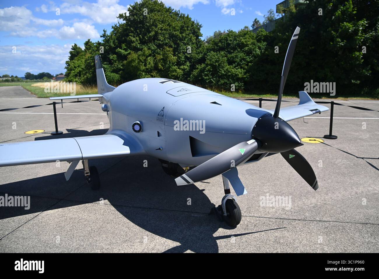 Defense Minister Boris Pistorius visits the innovation laboratory in Erding on July 22, 2025 ...