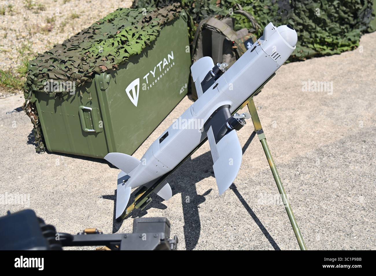 Defense Minister Boris Pistorius visits the innovation laboratory in Erding on July 22, 2025 ...