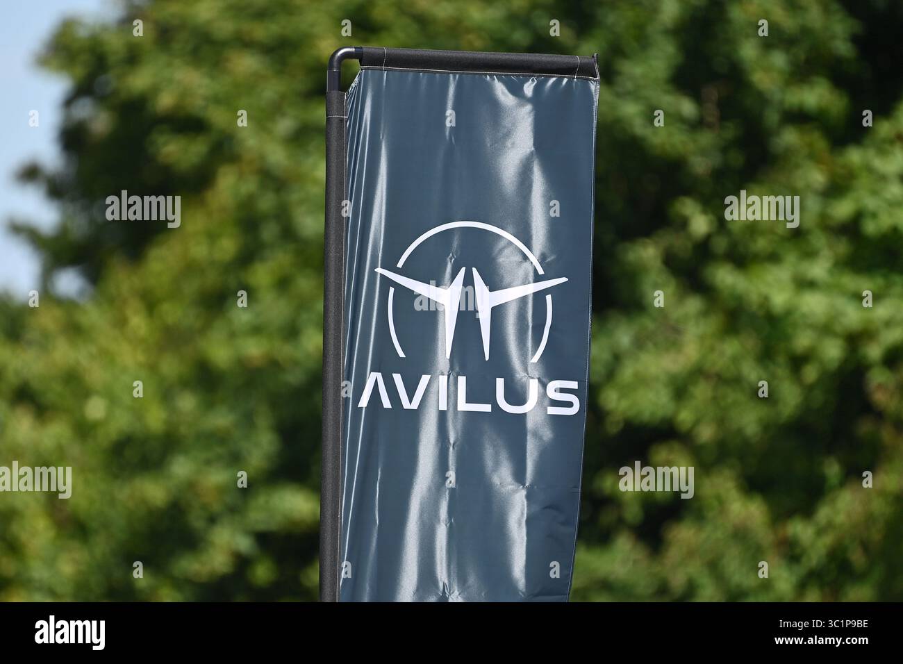 Defense Minister Boris Pistorius visits the innovation laboratory in Erding on July 22, 2025 ...